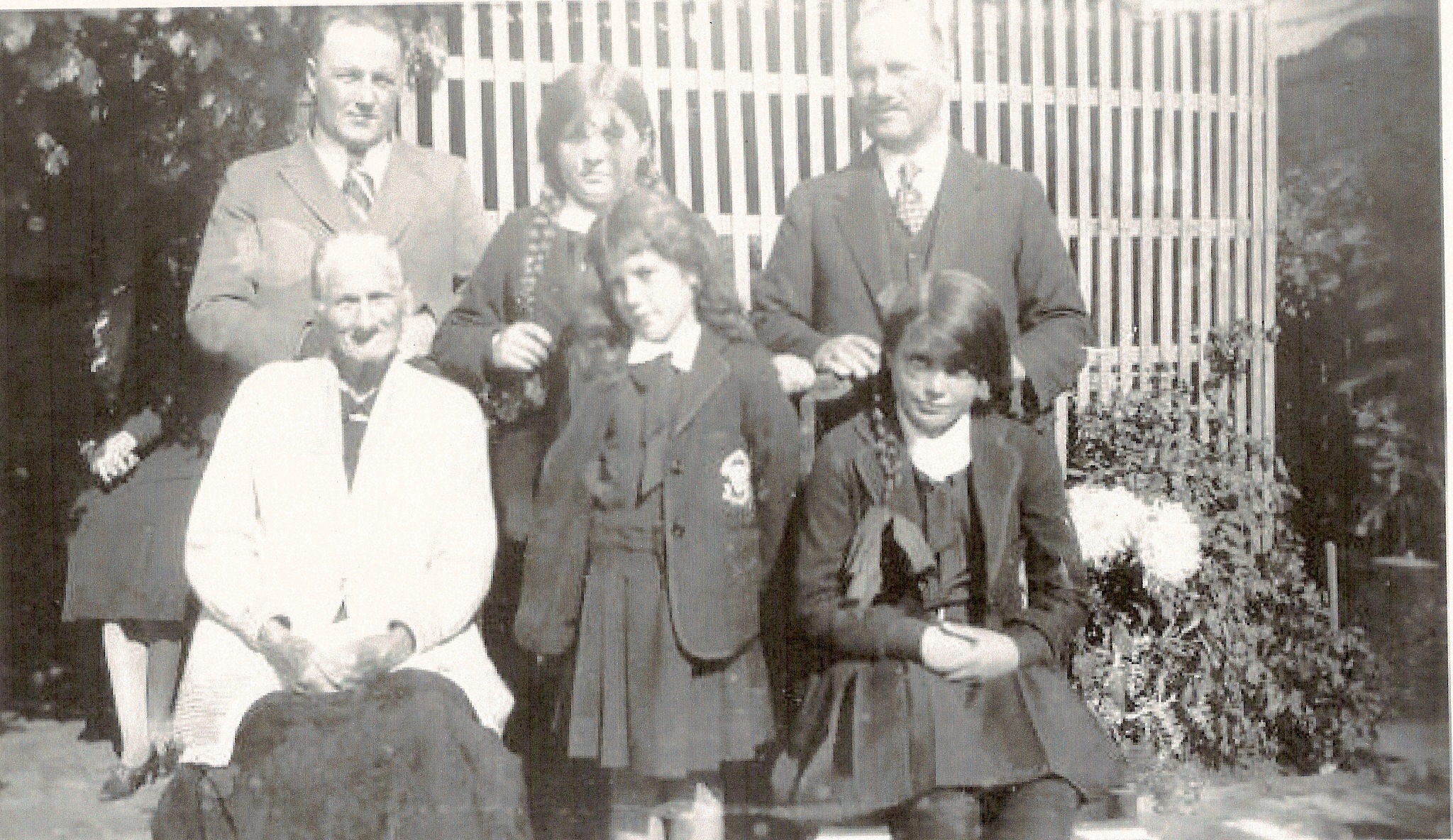 Mick and the girls in Richmond – Forgotten Australian Actors